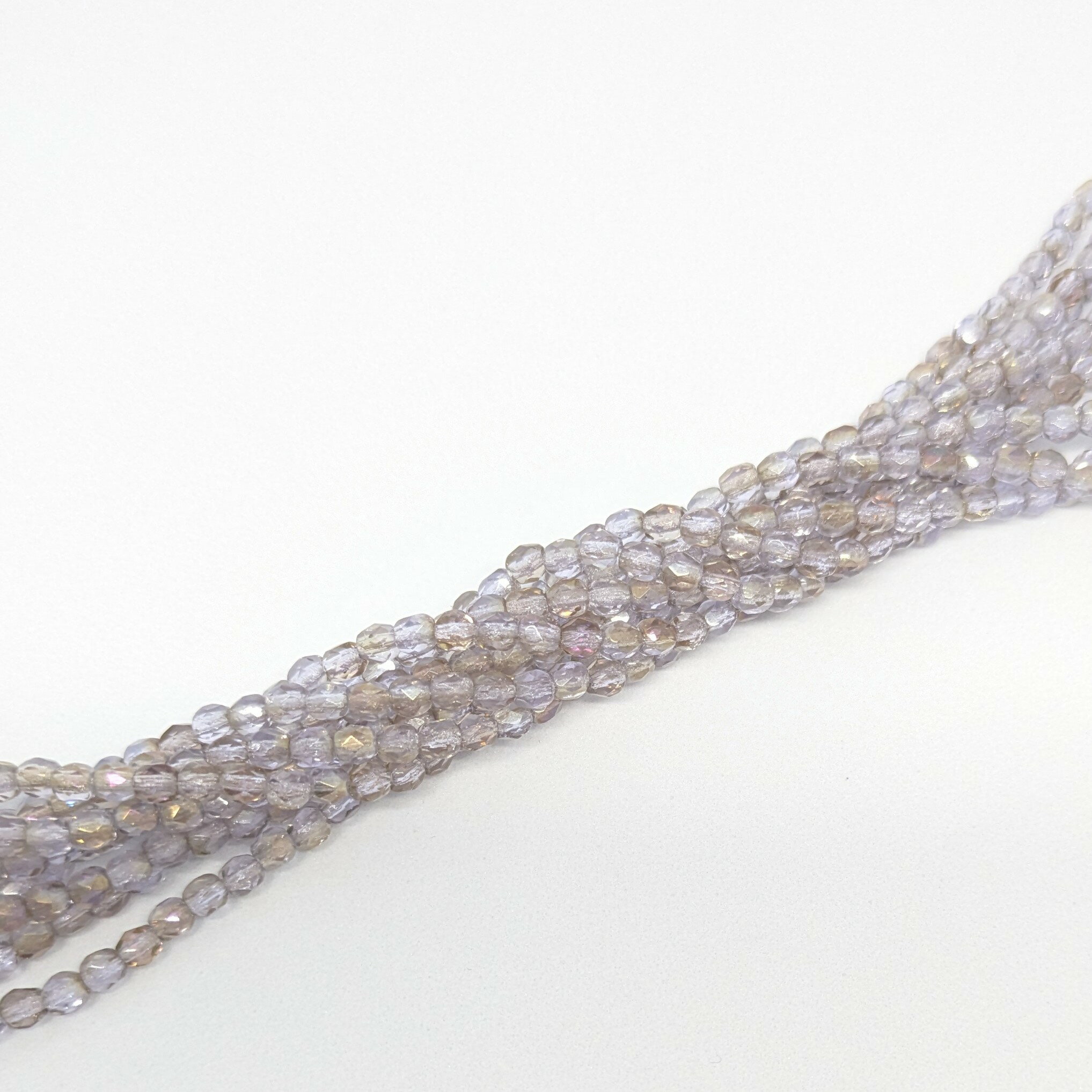 入数：50ヶサイズ：全長約4mmホール：直径約0.8mm素材：ボヘミアンガラス生産国：チェコ共和国★輸入価格の変動により価格が変更となりました。※入荷時のロットにより多少色味が異なる場合がございます。★他のカラーはコチラ★★ファイアポリッシ...