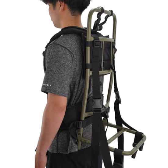 より厚手のベルト・パッドを備えたアルミ製背負子。 厚手パッドにより腰、肩への負担を軽減。 地磯など両手を使うことが多い釣場で重宝します。 重い荷物をまとめて運べることができるので体への負担が少ない。 荷物固定ベルト付きで荷物のスベリ落ちも防...