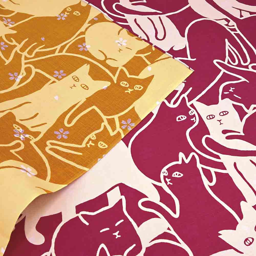 商品名　両面ふろしき　DOTCH DOTCH　キャットパズル（苺（いちご）×金茶色） 品質　　／綿100％（サザンクロス生地使用） サイズ　／約50cm幅 両面染めの特性上、多少の色ブレが御座います。 ＊柄の出方は1枚1枚異なります。 DO...