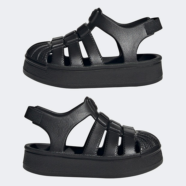 アディダスオリジナルス、子供/ジュニア/キッズ/ベビー用サンダル。 ベビーに贈る、とびきり快適なSSTサンダル。ベビーの小さな足にぴったりの、夏の定番サンダル。着脱しやすい伸縮性のあるヒールストラップを装備し、快適なフットベッドがクッション...