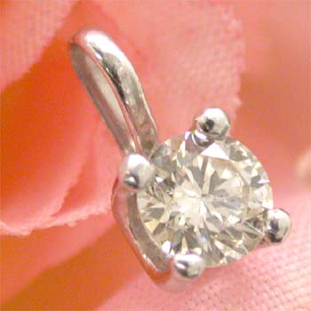 [　仕　様　：　1個 ] 材質 K18ホワイトゴールド 使用石(サイズ約) 天然ダイヤモンド 0.3ct 大きさ(約) 縦9mmx横4.5mm 重量(約) 0.2g 摘要 ►チェーンは、お好みで選んで いただけるよう別売しており...