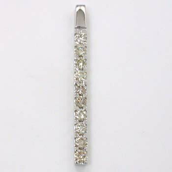 [　K18　： C197B-K18 ] [　仕　様　：　1個 ] 材質 K18ホワイトゴールド orK18 使用石(サイズ約) 天然ダイヤモンドtotal 1.0ct(10石) 大きさ(約) 縦39.5mm 横3mm 重量(約) 2.3g ...