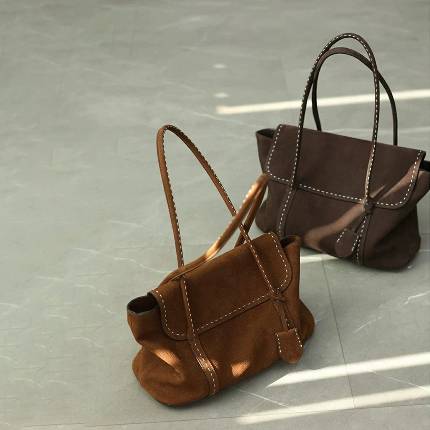 商品情報素材表地：牛革裏地：コットンサイズSH：22cmW：38cm（上部）35cm（下部）D：14.5cmハンドル高さ約29cmLH：25.5cmW：44cm（上部）36.5cm（下部）D：14.5cmハンドル高さ約24cm重さS約690...