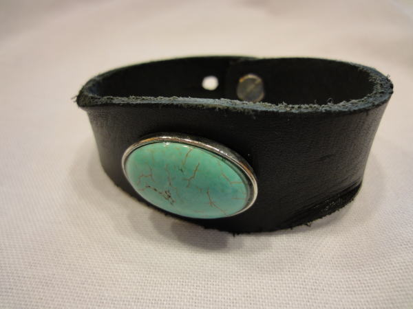 レザーブレスです。いい感じにビンテージ加工が施されたレザーにターコイズ風の石がよくマッチして春夏の着こなしのいいスパイスになります。使い込むほどレザーが馴染んで更に良い雰囲気になります。 サイズ：レザー　全長23cm、幅3cm 石　2．7c...