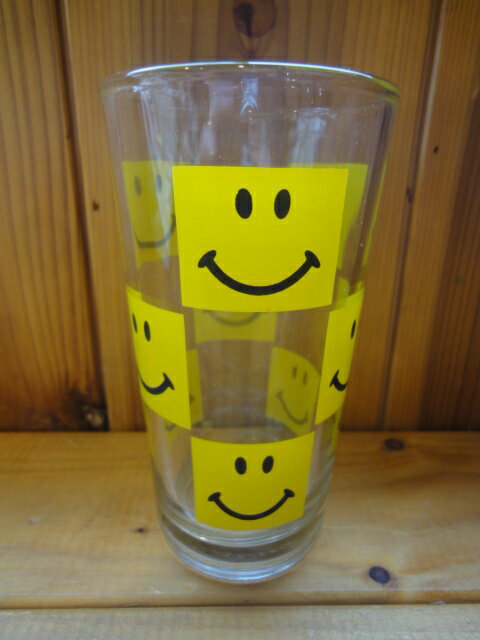 商品説明 製造時期・コンディション 1970年製造 ★★ サイズ 直径：7.5cm、高さ：14cm 　　　　 特徴 70年代を代表するスマイルいっぱいのグラスです。グラス自体も厚みがあり手に持った重量感もちょうど良く、様々なシーンで活躍でき...