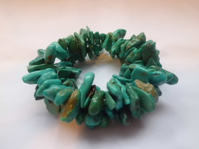 商品説明 ブランド 【NAVAJO族】インディアンジュエリーを初めに創りはじめたのがナバホといわれています。シルバーにスタンプワークを施して装飾性を高め、大胆かつ贅沢に様々なターコイズを使う力強さが特徴のインディアンジュエリーです。アメリカ...