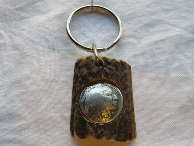 商品説明 ブランド 【ZUNI族】ターコイズ、オニキス、マザーオブパールなどを好み、ニードルポイントと呼ばれる技法で制作。アメリカのミューメキシコを拠点に1点1点ハンドメイドでほとんどの作品が1点もの。 素材・サイズ 4.1cm×3.4cm...