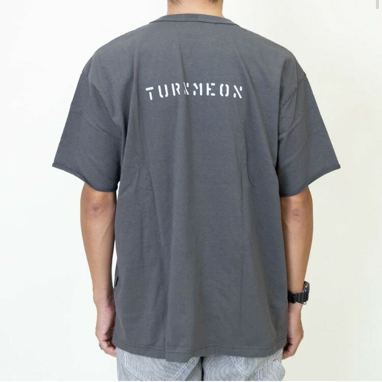 【カットオフ仕様のシンプルTEE!】 普通のシンプルだけじゃなくって ちょっとギミックの効いたモノ 袖口カットオフ仕様！ ミディアムオンスのドライタッチ天竺は 肌触りもさらりとし 丈夫さも兼ね備えているんですよね。 使い込むほどに良さがでま...