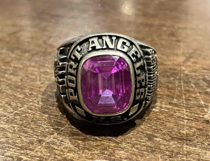 1999年アメリカ ワシントン州 PORT ANGELES H.S.のVINTAGE RINGになります。 アメリカのヴィンテージshopで購入。 サイズ:20号 *USA製のため多少の誤差はご了承願います。 made in usa■注意1...