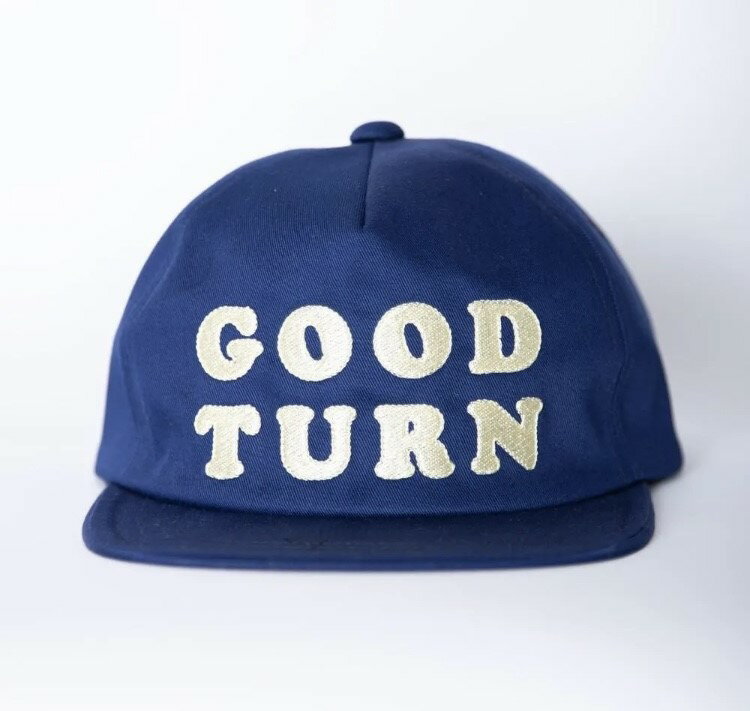 【インパクトありな刺繍GOOD TURN!】 GOODなTURNで毎日を。 細やかな刺繍をフロントに施した インパクトありなキャップです。 通気性にも富み 軽く使いやすいコットン100％ サイズも調整はバックのストラップで メンズもレディー...