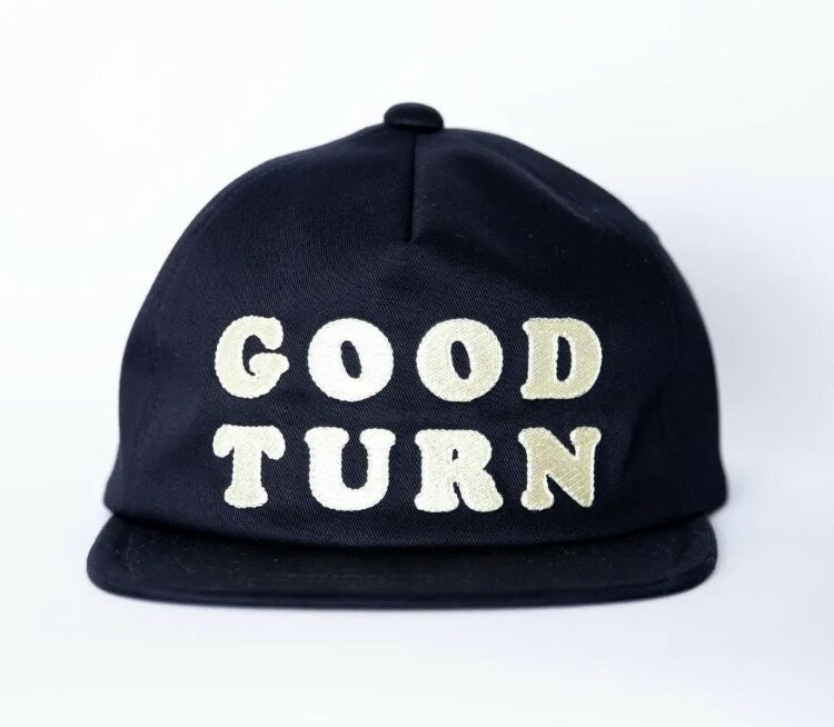 【インパクトありな刺繍GOOD TURN!】 GOODなTURNで毎日を。 細やかな刺繍をフロントに施した インパクトありなキャップです。 通気性にも富み 軽く使いやすいコットン100％ サイズも調整はバックのストラップで メンズもレディー...