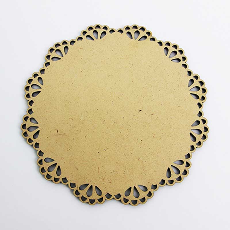 商品名：ABCクラフトオリジナルレースウッド6 メール便/宅配便可品　番：aw-6サイズ：直径約13cm×厚み0.5cm（自立用棒付き）詳　細：描けるサイズはカット模様により異なります。レーザーカットの為、白木に黒いこげがつく場合がございま...