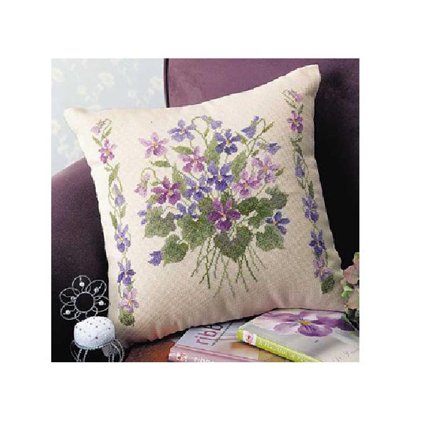 商品名：オリムパス 刺繍 キット クロスステッチ スミレのクッションメール便/宅配便可品　番：no-6026出来上がりサイズ：縦35cmx横35cmキット内容：25番ししゅう糸No.3800布 アイーダ(ベージュ)ファスナークロス針カラー図...