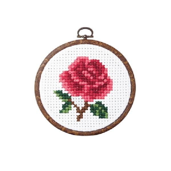 商品名：オリムパス 刺繍 キット クロスステッチ バラ フープ付メール便/宅配便可品　番：no-7355出来上がりサイズ：額内径約13cmキット内容：25番ししゅう糸No.9000布 ジャバクロス粗目(白)おしゃれフープクロス針カラー図案付...