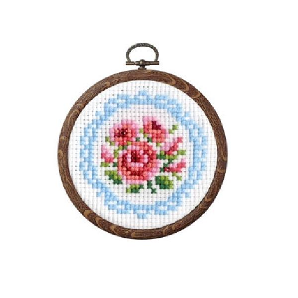 商品名：オリムパス 刺繍 キット クロスステッチ バラとレース フレーム付メール便/宅配便可品　番：no-7441出来上がりサイズ：額内径：10.5キット内容：25番ししゅう糸No.3000布〈ジャバクロス中目〉オフホワイトクロス針おしゃれ...