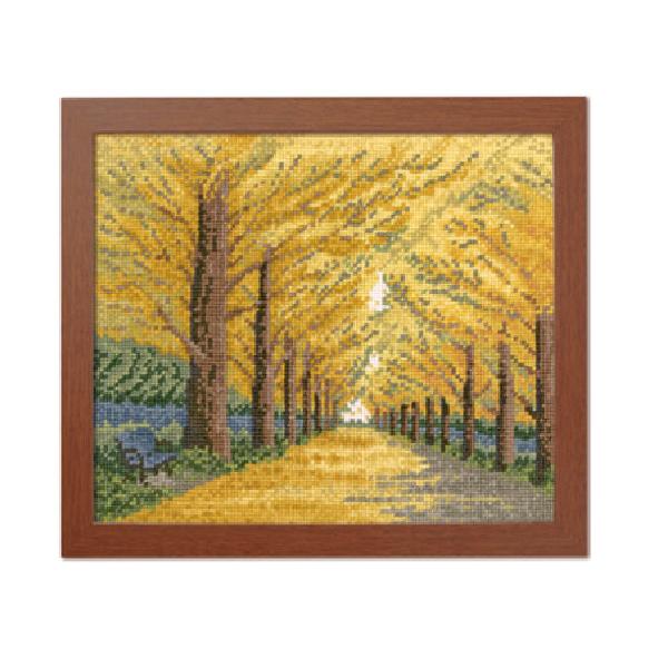 商品名：オリムパス 刺繍キット クロスステッチ 黄金色の散歩道メール便/宅配便可品　番：no-7493出来上がりサイズ：額外径：約縦35.1cm×横41.8cm額内径：約縦29.7cm×横36.4cmキット内容：ししゅう糸(綿100％)No...