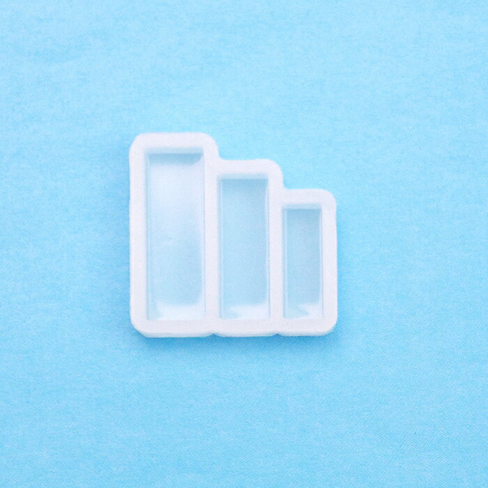 商品名：レジンクラフト プチシリコンモチーフ 長方形 メール便/宅配便可品　番：rssd-359サイズ：出来上がりサイズ ・大 約H7×W19×D5mm ・中 約H6×W16×D5mm ・小 約H5×W13×D5mm 素　材：シリコンシリコ...