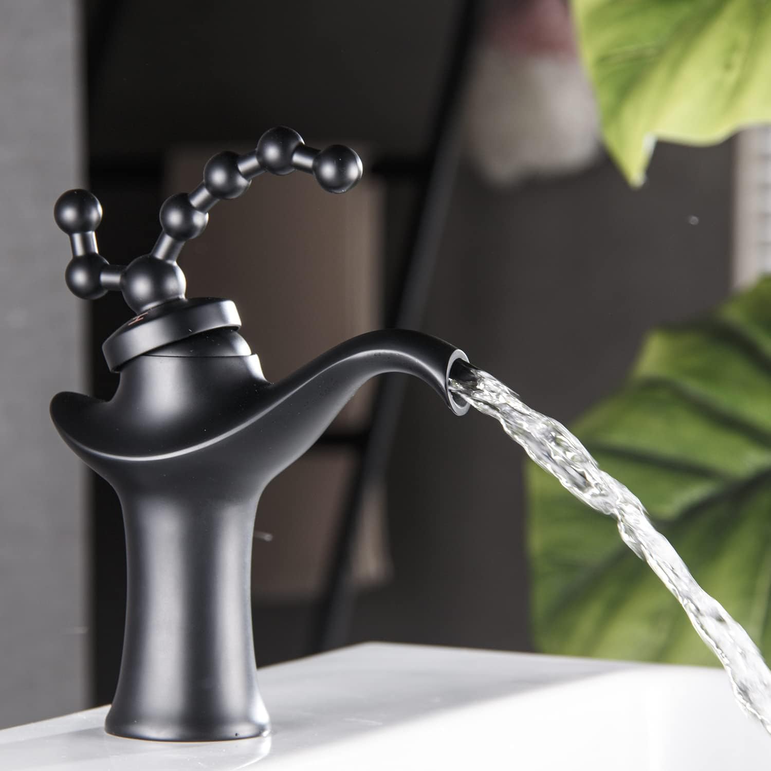 真ちゅう製の浴室の蛇口クローム 魔法のランプの浴室の流しの蛇口 上部の開口部からは、スタイリッシュな方法で水の流れをはっきりと見ることができ、滝の素晴らしい景色を眺めることができ、リラックスして心地よい気分になります。 シングルハンドルデザ...