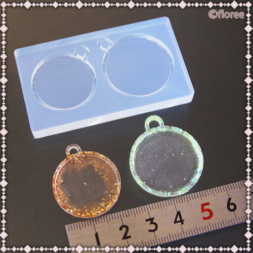 商品説明 商品説明 樹脂粘土をはじめとする自然乾燥粘土、オーブン粘土・純銀粘土、UVレジンや2液性のエポキシ樹脂・発泡ウレタンなど化学変化によって硬化するものでご使用頂ける便利なシリコーン型です。 また、当デザインは別売「C-589 ドーム...