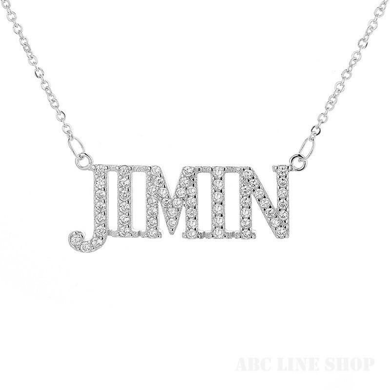 商品情報素材合金素材サイズネックレス長：約44cm (+4cm程度の延長可）トップsize：1cm×2.7cmその他商品説明細めチェーンにシルバーカラーの上品なネックレス　高見えアクセサリー◎JIMINモチーフ注意モニター発色の具合により色...