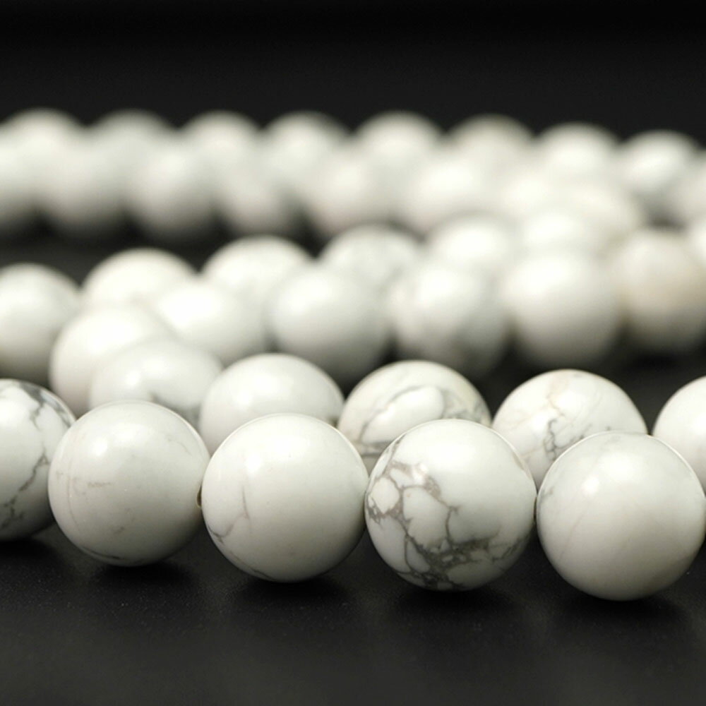天然石名：ハウライト 天然石英名：Howlite 商品形状：連売り ビーズ径 12mm 約38cm ※ビーズ径+-0.5mm カラー：モニターの発色具合によって実際のものと色が異なる場合があります。ハンドメイドのブレスレット・アクセサリーや...