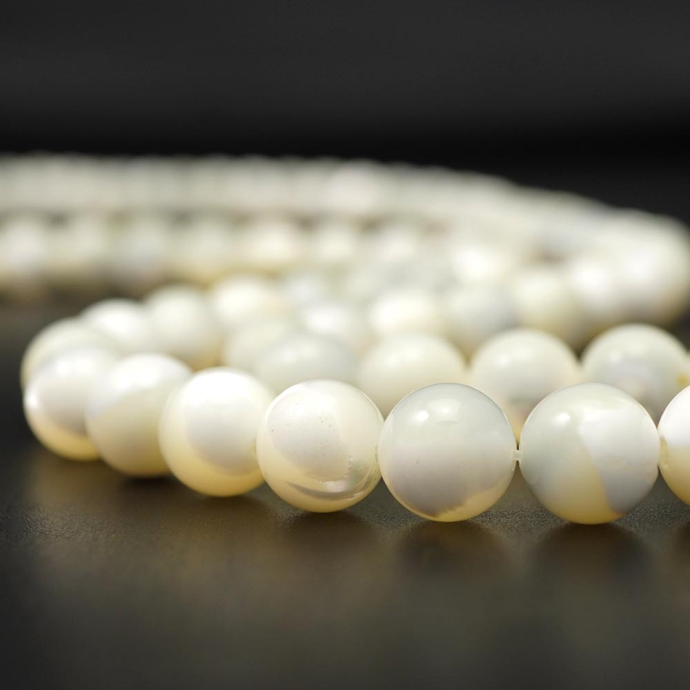 天然石名：マザーオブパール 天然石英名：MotherOfPearl 商品形状：連売り ビーズ径 10mm 約38cm ※ビーズ径+-0.5mm カラー：モニターの発色具合によって実際のものと色が異なる場合があります。ハンドメイドのブレスレッ...