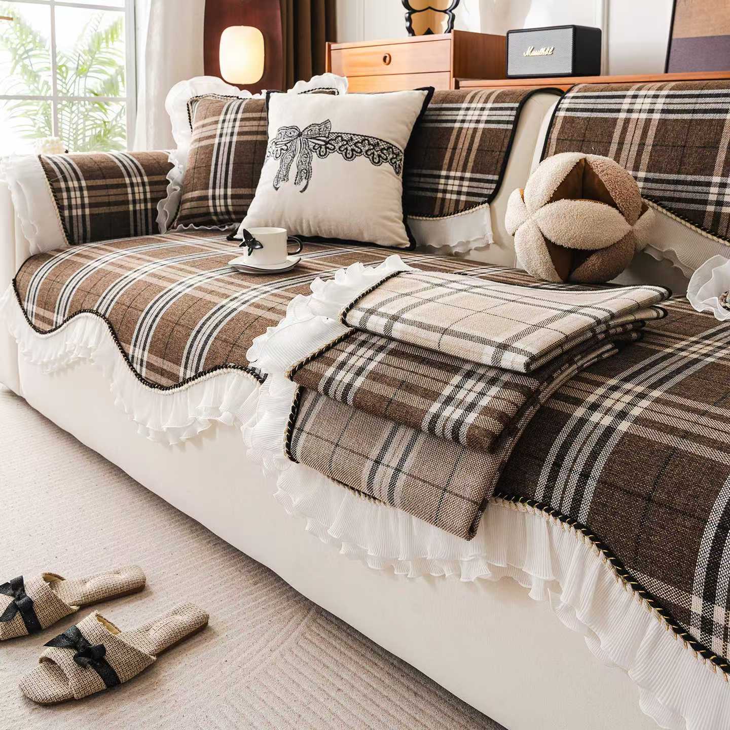 商品詳細特徴 このチェック ソファパッドは、北欧風のデザインが特徴で、どんなインテリアにも調和します。フリル付きで、見た目にも華やかさをプラス。四季を通じて使用でき、通気性に優れた素材を採用しています。犬や猫の爪とぎや傷からソファを守り、滑...