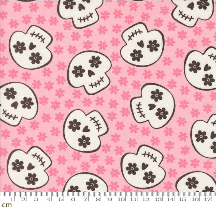 【Fab Boo Lous（ファブ ブー ルス！）】 ハロウィンをもっと楽しく華やかに！花飾りをつけたおばけやシュガースカルが登場する新作のちょっぴりスプーキーでキュートな布地コレクション。 これでハロウィンパーティーの準備も完璧！ この季...