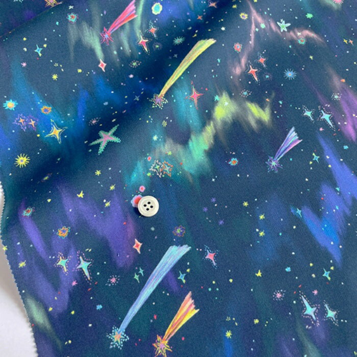 【shooting star】 オーロラの幻想的な光が夜空いっぱいに広がり、流れ星がいくつも通りすぎてゆく様子を表現しました。 一枚の生地の中で移り変わるたくさんの色はまるで魔法のようです。 品番：nora-st1450 シリーズ名：nor...