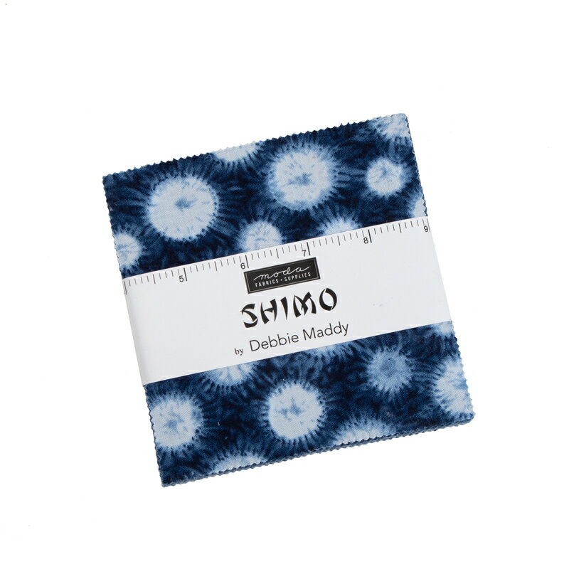 【Moda fabrics PP(Charm Pack)】 パッチワーク、キルティングにおすすめの正方形状にカットされた生地のセットです。 シリーズごとにカットされているので生地の組み合わせに統一感がでます。 【Shimo(シモ)】 「霜」...