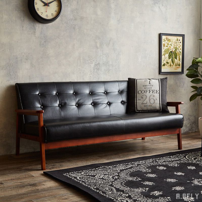 レトロな雰囲気を漂わせてくれるデザインのソファー。 懐かしくて落ち着く、なんだかほっとするソファ…。 そんなソファを追求したらスタンダードなフォルムになりました。 お客様からの要望も多かった3人掛けソファ。 ゆったりと座れてくつろげるソファ...