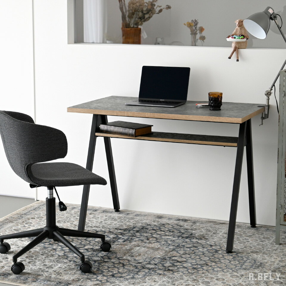 無駄を省きつつコストを抑えたワークデスク。 特徴的なブラックスチール脚のデザインが目を引きます。 天板の強化シートは指紋が目立たず、耐水性もあります。 天板奥には配線を逃がすスリットが入っており、パソコン作業にも適しています。 電源タップや...