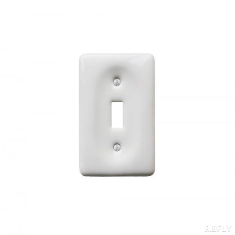 ミニマルで工業的な雰囲気のアメリカンスイッチ。 そのアメリカンスイッチ専用の「スイッチプレート」です。 清潔感あるホワイトカラーのセラミックプレートは、上品な空間を演出してくれます。 サイズ サイズ/約w74×114mm 素材/陶器 ※ビス...