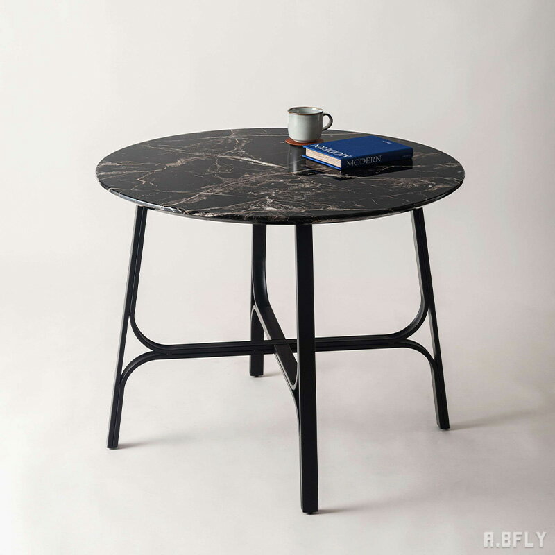 石目調の表情が映える、上品なフォルム。 美しい石目調の天板と、繊細なカーブを描くスチール脚が印象的なラウンドテーブル。 すっきりとしたブラックスチールの脚部が圧迫感を抑え、空間に心地よい抜け感をもたらします。 シンプルなデザインなので、様々...