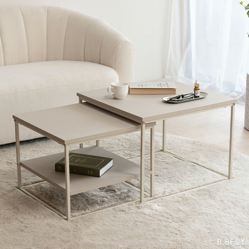 空間に合わせて使う、ネストテーブルです。 すっきりとした細身のフレームに、マットな質感の天板を組み合わせました。 洗練された雰囲気の「スクエア」。 お部屋のスタイルや広さに合わせてレイアウトを変えられるネストテーブルは、2台を並べてゆったり...