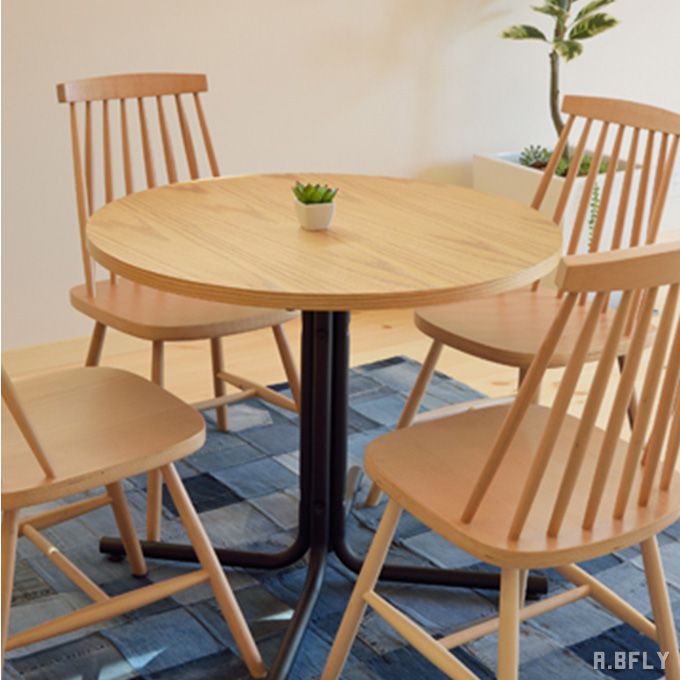 素材 天然木化粧繊維板(オーク)、スチール(粉体塗装)、ウレタン塗装 サイズ(cm) W80×D80×H67 生産 台湾 備考 シンプルなデザインのカフェテーブルです。 間取りに合わせて選べる形3タイプに、テイストに合わせて選べる2カラーを...