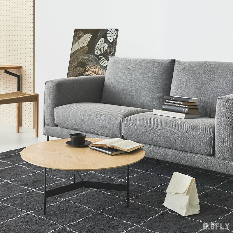 直線と曲線の併せ持つ研ぎ澄まされたデザインが美しいラウンドセンターテーブル。 天板には重厚感のあるオーク突板を使用し、脚部は異素材のマットな質感のブラックアイアンレッグを組み合わせています。 シンプルながら、デザイン性の高いテーブルは目を引...