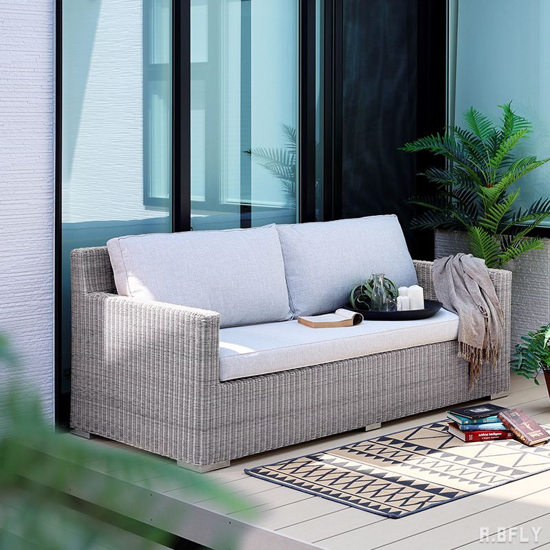 特徴 こちらの商品は、屋外での使用も可能なアウトドアソファです。 紫外線や風雨に強いポリエチレン素材「シンセティックラタン」で作られています。 耐候性はもちろんのこと、まるで本物のラタンのような見た目のシンセティックラタンのコード。 天然の...