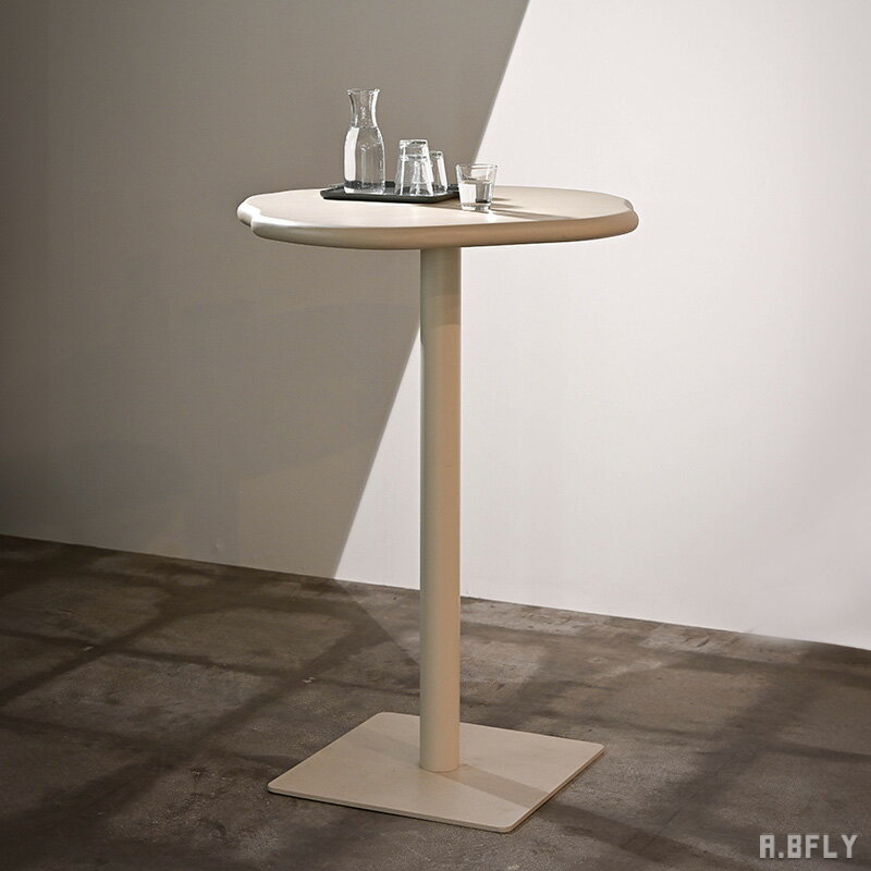 特徴 自然から連想され曲線を大胆に取り入れた遊び心あるデザイン。 その有機的な形状は様々な場所やシーンに調和し、親和性とバイオフィリック的効果を与えます。 プロダクトの仕上げには、ベルギー発のブランドFURNIFIELDによるストーンスキン...