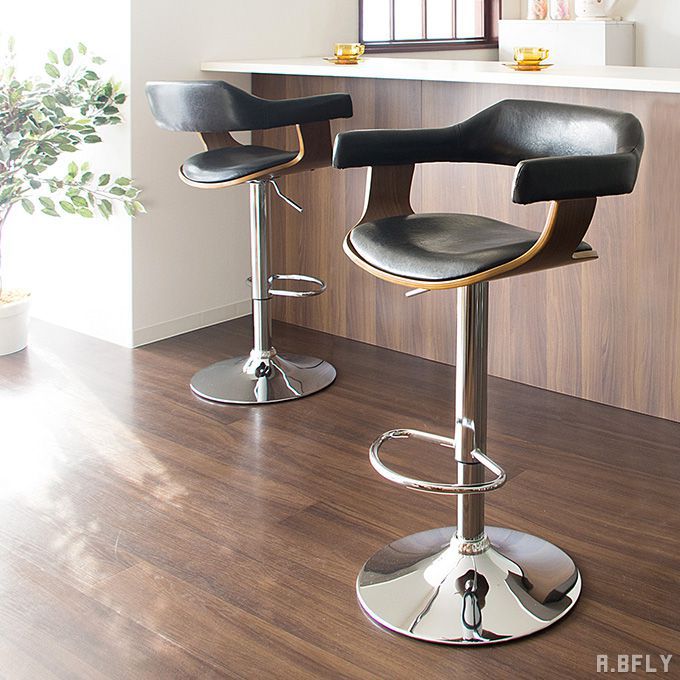 素材 張地：合成皮革（PU）、ウレタン 天然木突板貼り合板（ラッカー塗装） スチール（クロームメッキ） サイズ 幅50×奥行き48×高さ88〜110cm 座面高：61〜83cm 備考 組立式（約10分）、360度回転落ち着きのあるバイキャス...