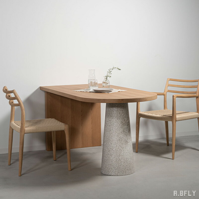 一辺がラウンド状の天板と円錐状の脚が、独創的な雰囲気を演出するダイニングテーブル。 片側を壁に付けて使用したり、壁から離して配置するなど、様々なスタイルを楽しむ事ができます。 アイデア次第で色んな使い方ができるアイテムです。 素材 天然木化...