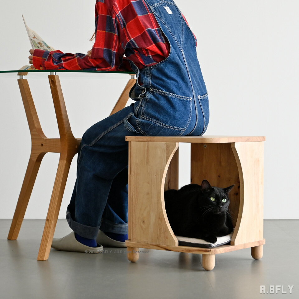 ねこちゃんの隠れ家にも、毎日の遊び場にもなる、家具のように置けるキャットハウス兼スツールです。 程よく囲まれた空間は、ねこちゃんが落ち着いて過ごせる「こもり場所」にぴったり。お昼寝やひと休みはもちろん、来客時や音が気になる時の避難場所として...