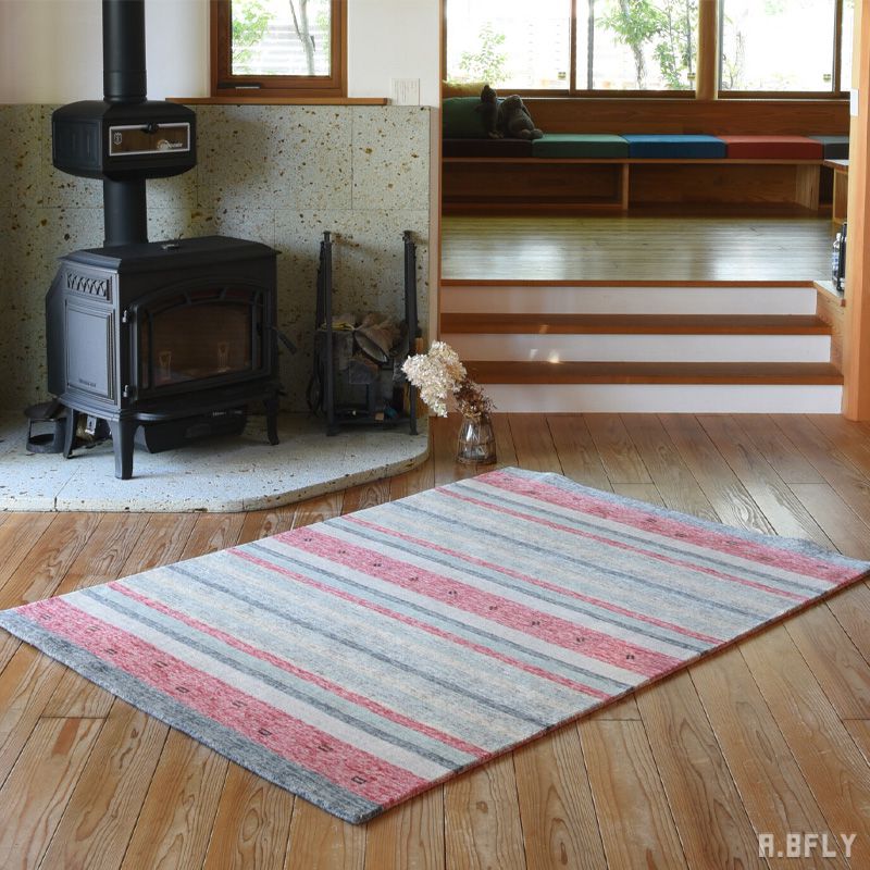 ペルシャ絨毯のペルシャンギャベを模造してインドで作られたギャベです。 インドのギャベは品種改良されたやわらかい羊の毛を使っているため、はじめから肌触りがソフトなのが特徴です。 ぎゅっと毛が詰まっているのでごみやほこりが入りにくくお手入れも簡...