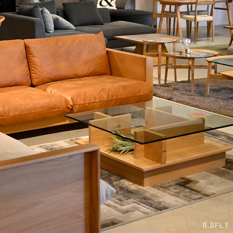 ガラス天板の透明感で、リビングに“抜け”をつくるスクエアローテーブル。 天板は傷に強い「強化ガラス＋飛散防止フィルム」を採用し、日常使いにも安心感があります。 脚部には木目の美しいオーク突板（MDF下地）を用い、ガラス×木の組み合わせがナチ...