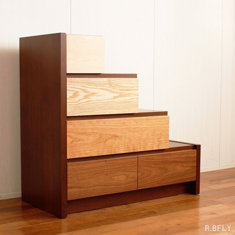 4種類の異なる材木を厳選し自然味あふれる優しいグラデーションを表現しました。 お部屋のどのシーンにおいても自然に馴染んでくれるでしょう。 引出しが本体に入り込みフラットな仕上がりになっております。 引出もレールがなくてもスムーズに開け閉めで...