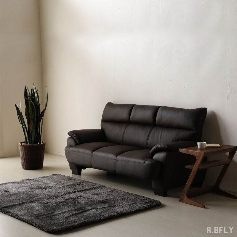 座り心地にこだわった3人掛けソファ。 4色のバリエーションよりお選びいただけます。 素材 【仕様】トップ革（トップレザー）/PVC サイズ 幅1830×奥行900×高さ900 （座面高420） (mm) 生産 中国