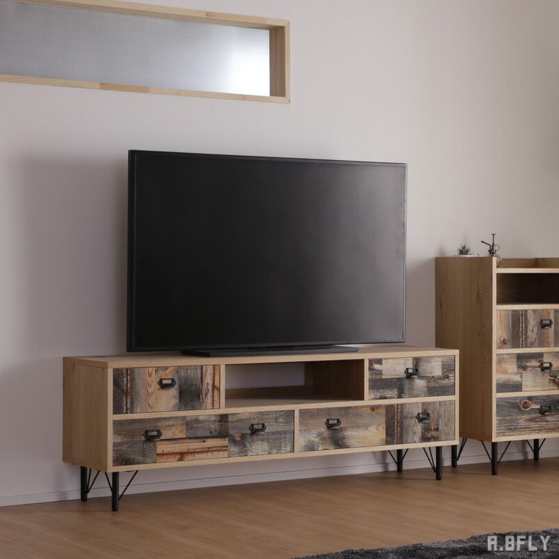 前面には古材のパネルを1枚1枚張り合わせており、ひと作品ごとに違った顔を見せます。 こちらは職人が時間をかけて制作しておりますので大量生産が出来ない商品となります。 在庫がない場合はお気軽にお尋ねください。 素材 【材質】 本体：ホワイトオ...