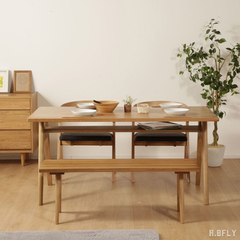 ホワイトオーク無垢材を使用し素材感を生かした、 存在感がありながら圧迫感を抑えコーディネートしやすいシンプルなデザインのダイニングセットです。 天板下にアンダートレーを配置したテーブルと、 広めの座面で厚めのウレタンを使用したチェアは、体に...