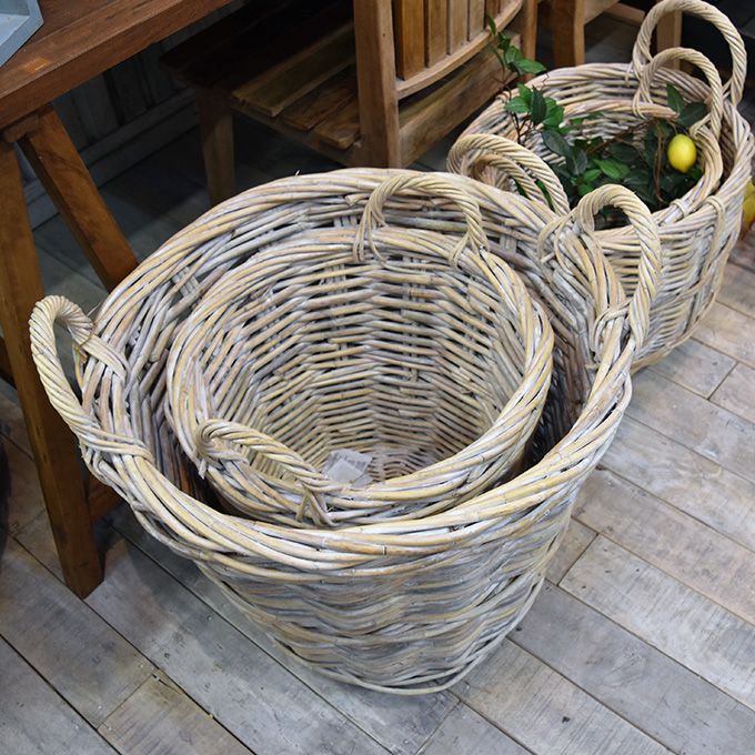 フランスデザイナーによるアンティーク調のインテリア雑貨とファニチャーのシリーズ。フレンチマリンテイストの小物やミラーなどをお部屋のワンポイントとしていかがですか。 素材 アルログ（籐） サイズ(mm) Lサイズ：直径635×高さ580 ┗内...