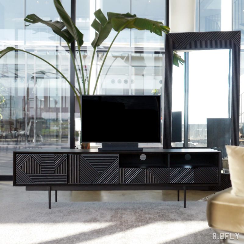 立体的なストライプ柄で手の込んだ前板と、マットブラックの重厚感、45度の留め継ぎと細く繊細な脚が絶妙なバランスでシックにまとめられたローボードです。 オーク無垢材をブラックのビンテージマット塗装で仕上げた前板は、見る角度・光の角度で様々な表...